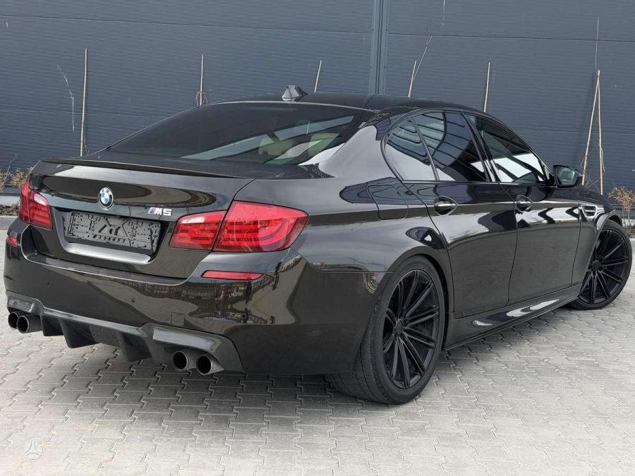 BMW M5 2012 in Vilnius, with an engine capacity of 4.40 L and mileage of 170 thousand km for 23700 €, photo 3 on AUTOMOTO.COM.LV