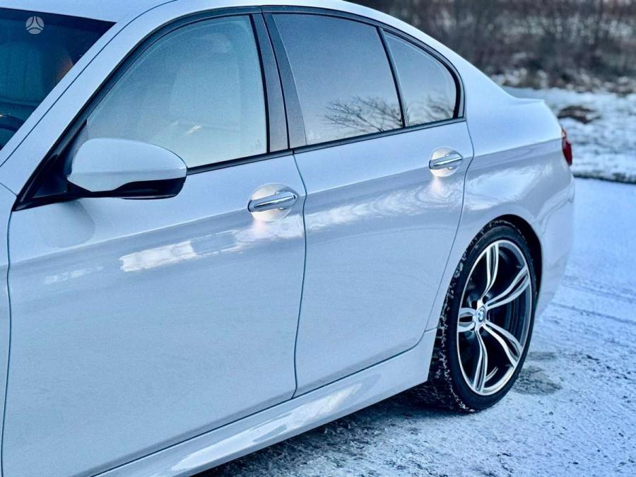White BMW M5 2016 in Riga, with an engine capacity of 0.00 L and mileage of 67 thousand km for 36500 €, photo 24 on AUTOMOTO.COM.LV
