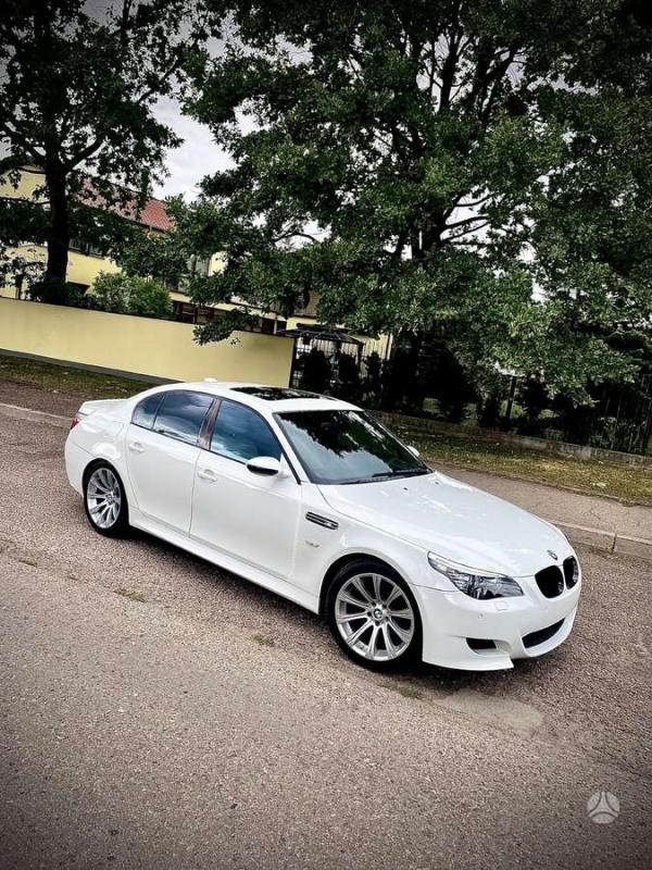 White BMW M5 2008 in Kaunas, with an engine capacity of 5.00 L and mileage of 130 thousand km for 29999 €, photo 1 on AUTOMOTO.COM.LV