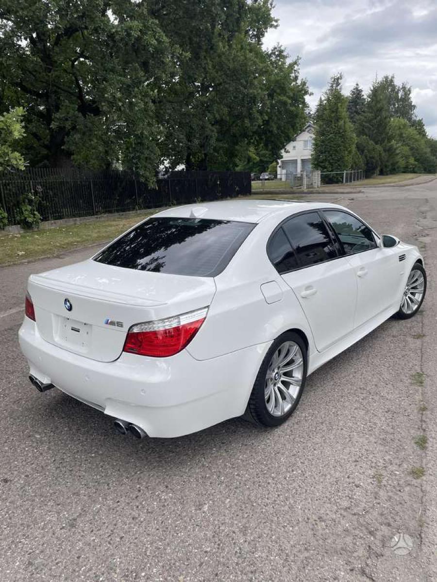 White BMW M5 2008 in Kaunas, with an engine capacity of 5.00 L and mileage of 130 thousand km for 29999 €, photo 3 on AUTOMOTO.COM.LV
