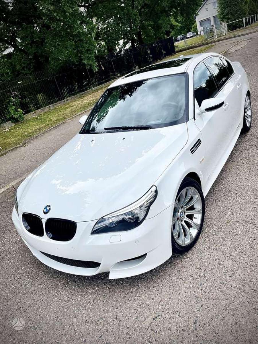 White BMW M5 2008 in Kaunas, with an engine capacity of 5.00 L and mileage of 130 thousand km for 29999 €, photo 4 on AUTOMOTO.COM.LV