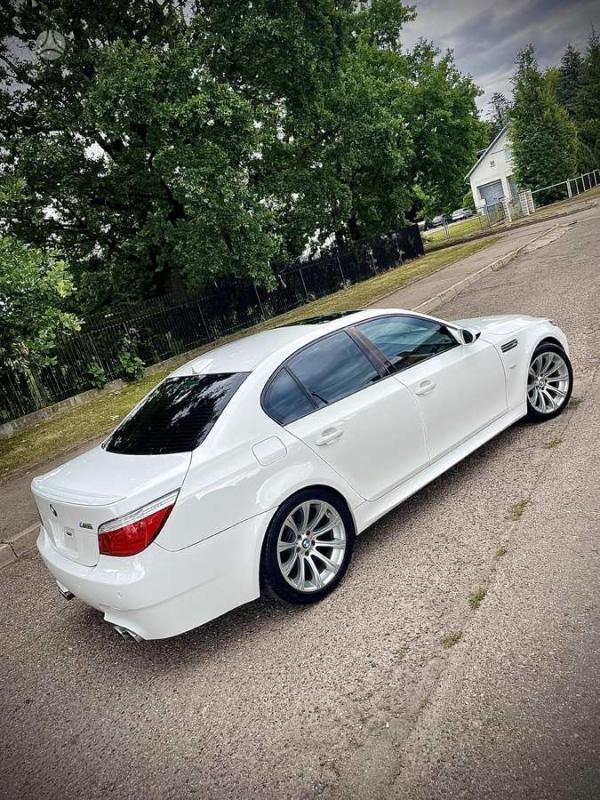 White BMW M5 2008 in Kaunas, with an engine capacity of 5.00 L and mileage of 130 thousand km for 29999 €, photo 4 on AUTOMOTO.COM.LV