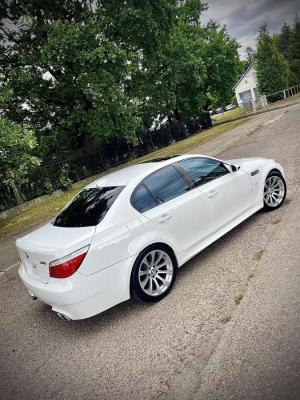 White BMW M5 2008 in Kaunas, with an engine capacity of 5.00 L and mileage of 130 thousand km for 29999 €, photo 5 on AUTOMOTO.COM.LV
