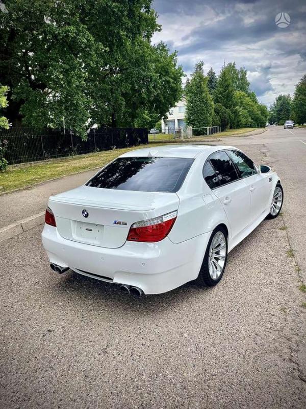 White BMW M5 2008 in Kaunas, with an engine capacity of 5.00 L and mileage of 130 thousand km for 29999 €, photo 5 on AUTOMOTO.COM.LV