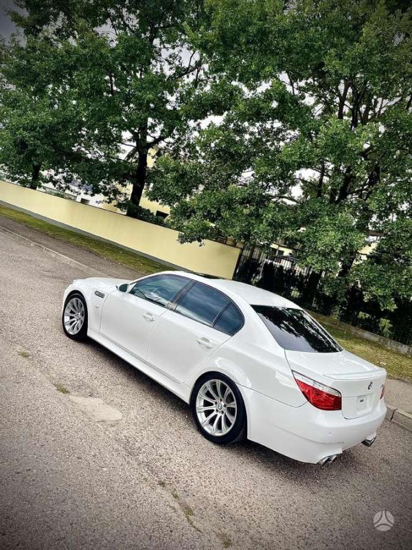 White BMW M5 2008 in Kaunas, with an engine capacity of 5.00 L and mileage of 130 thousand km for 29999 €, photo 6 on AUTOMOTO.COM.LV