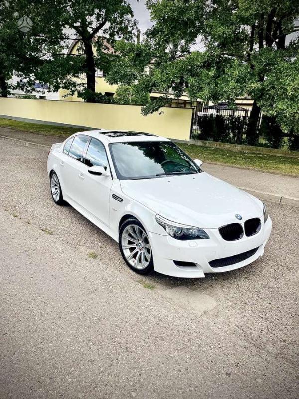 White BMW M5 2008 in Kaunas, with an engine capacity of 5.00 L and mileage of 130 thousand km for 29999 €, photo 7 on AUTOMOTO.COM.LV