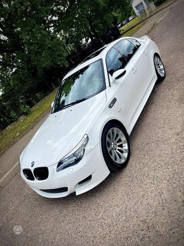 White BMW M5 2008 in Kaunas, with an engine capacity of 5.00 L and mileage of 130 thousand km for 29999 €, photo 8 on AUTOMOTO.COM.LV