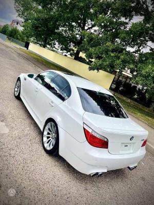 White BMW M5 2008 in Kaunas, with an engine capacity of 5.00 L and mileage of 130 thousand km for 29999 €, photo 10 on AUTOMOTO.COM.LV