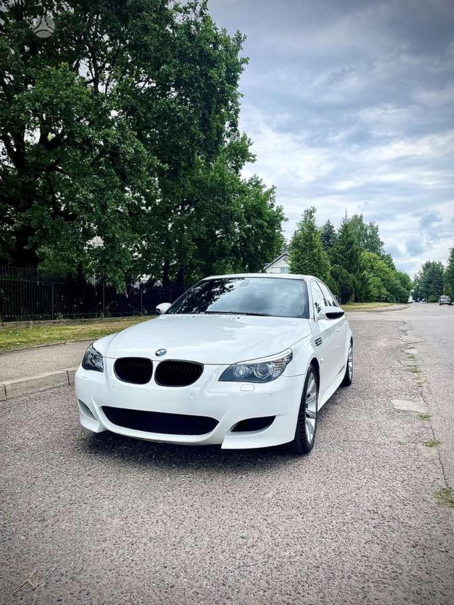 White BMW M5 2008 in Kaunas, with an engine capacity of 5.00 L and mileage of 130 thousand km for 29999 €, photo 11 on AUTOMOTO.COM.LV