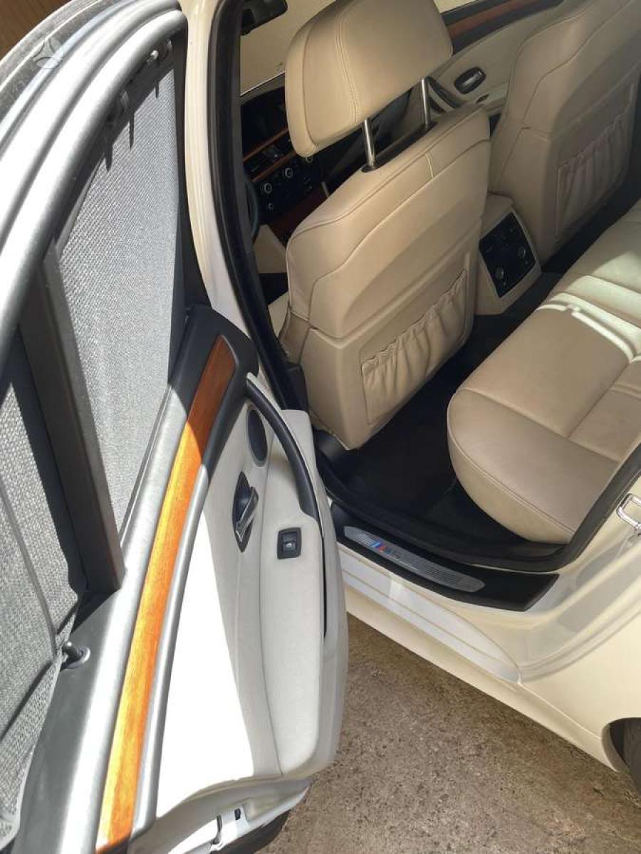 White BMW M5 2008 in Kaunas, with an engine capacity of 5.00 L and mileage of 130 thousand km for 29999 €, photo 12 on AUTOMOTO.COM.LV