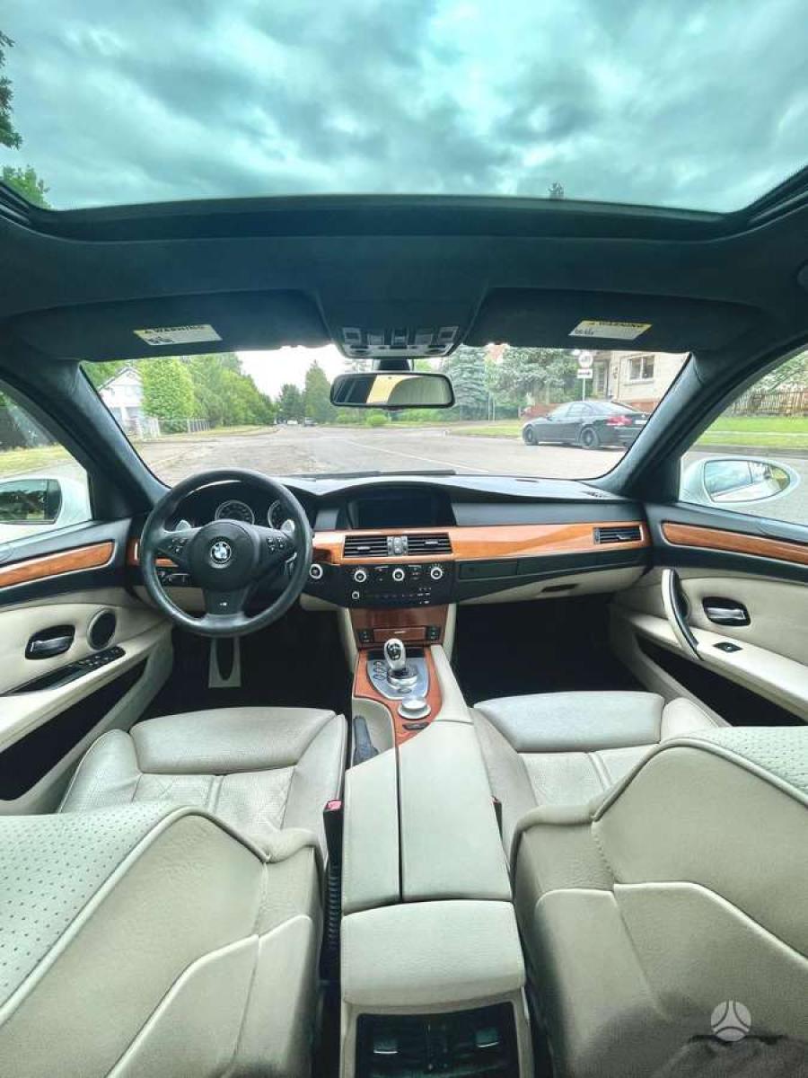 White BMW M5 2008 in Kaunas, with an engine capacity of 5.00 L and mileage of 130 thousand km for 29999 €, photo 16 on AUTOMOTO.COM.LV