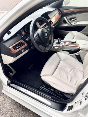 White BMW M5 2008 in Kaunas, with an engine capacity of 5.00 L and mileage of 130 thousand km for 29999 €, photo 18 on AUTOMOTO.COM.LV