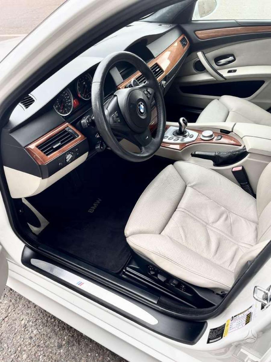 White BMW M5 2008 in Kaunas, with an engine capacity of 5.00 L and mileage of 130 thousand km for 29999 €, photo 18 on AUTOMOTO.COM.LV