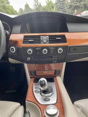 White BMW M5 2008 in Kaunas, with an engine capacity of 5.00 L and mileage of 130 thousand km for 29999 €, photo 20 on AUTOMOTO.COM.LV