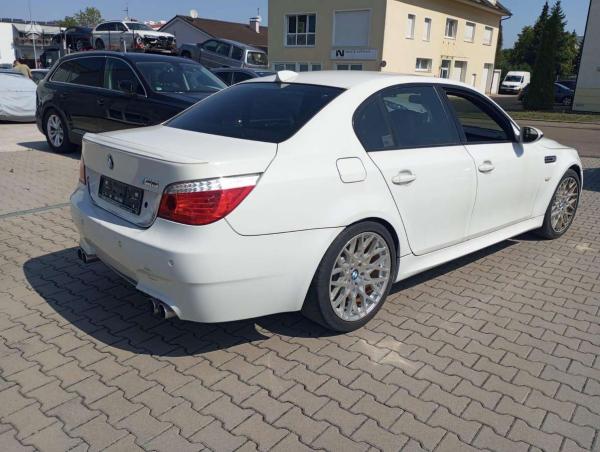White BMW M5 2008 in Vilnius, with an engine capacity of 5.00 L and mileage of 142 thousand km for 26000 €, photo 3 on AUTOMOTO.COM.LV