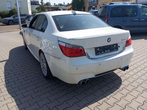White BMW M5 2008 in Vilnius, with an engine capacity of 5.00 L and mileage of 142 thousand km for 26000 €, photo 4 on AUTOMOTO.COM.LV