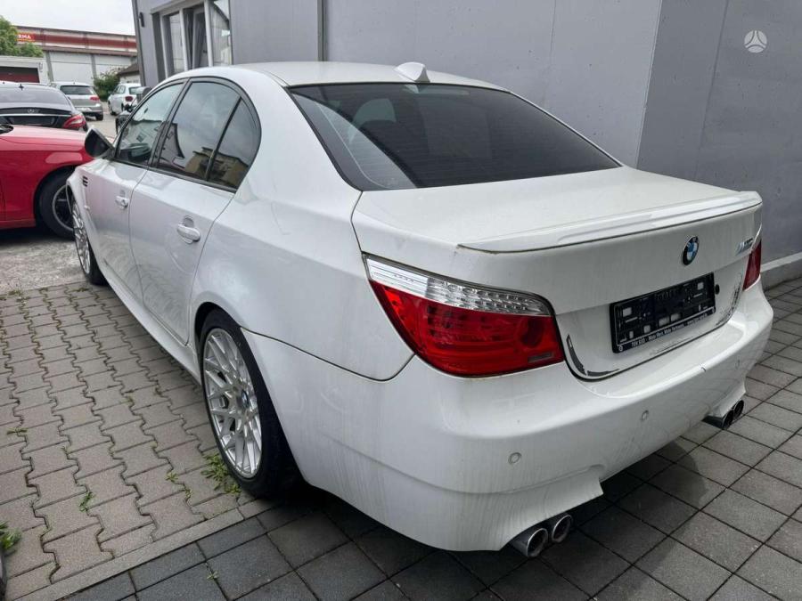 Balts BMW M5 2008 Viļņa, ar dzinēja tilpumu 5.00 L un nobraukumu 142 tūkst. km par 26000 €, foto 13 vietnē AUTOMOTO.COM.LV