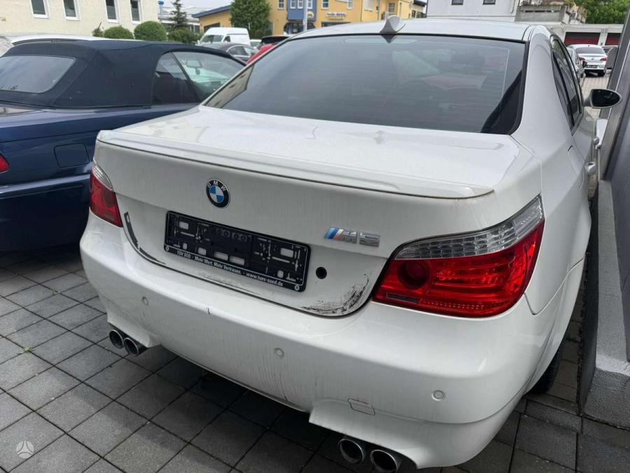 Balts BMW M5 2008 Viļņa, ar dzinēja tilpumu 5.00 L un nobraukumu 142 tūkst. km par 26000 €, foto 15 vietnē AUTOMOTO.COM.LV