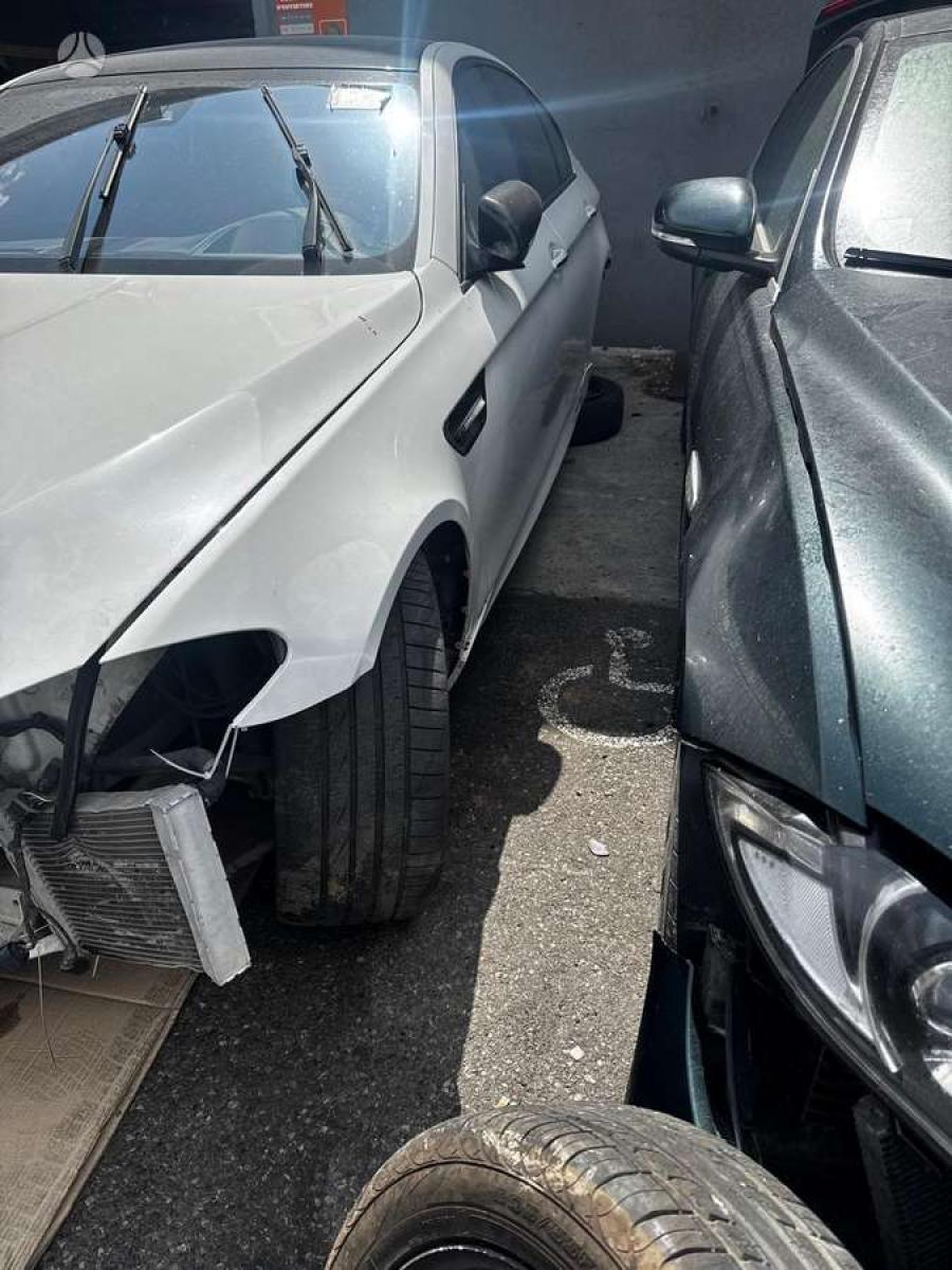 White BMW M5 2012 in Vilnius, with an engine capacity of 4.00 L and mileage of 112 thousand km for 23000 €, photo 4 on AUTOMOTO.COM.LV