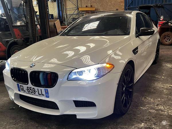 White BMW M5 2012 in Vilnius, with an engine capacity of 4.40 L and mileage of 112 thousand km for 24000 €, photo 1 on AUTOMOTO.COM.LV