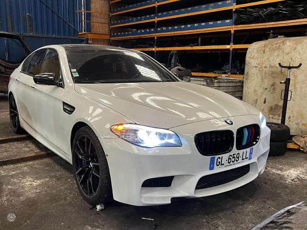 White BMW M5 2012 in Vilnius, with an engine capacity of 4.40 L and mileage of 112 thousand km for 24000 €, photo 2 on AUTOMOTO.COM.LV