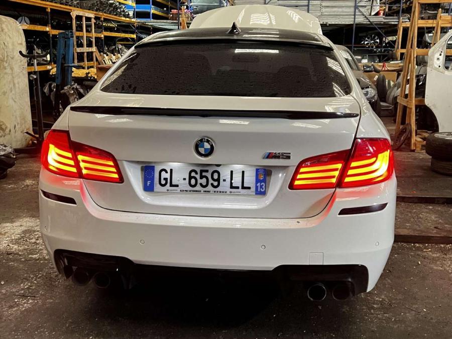 White BMW M5 2012 in Vilnius, with an engine capacity of 4.40 L and mileage of 112 thousand km for 24000 €, photo 3 on AUTOMOTO.COM.LV