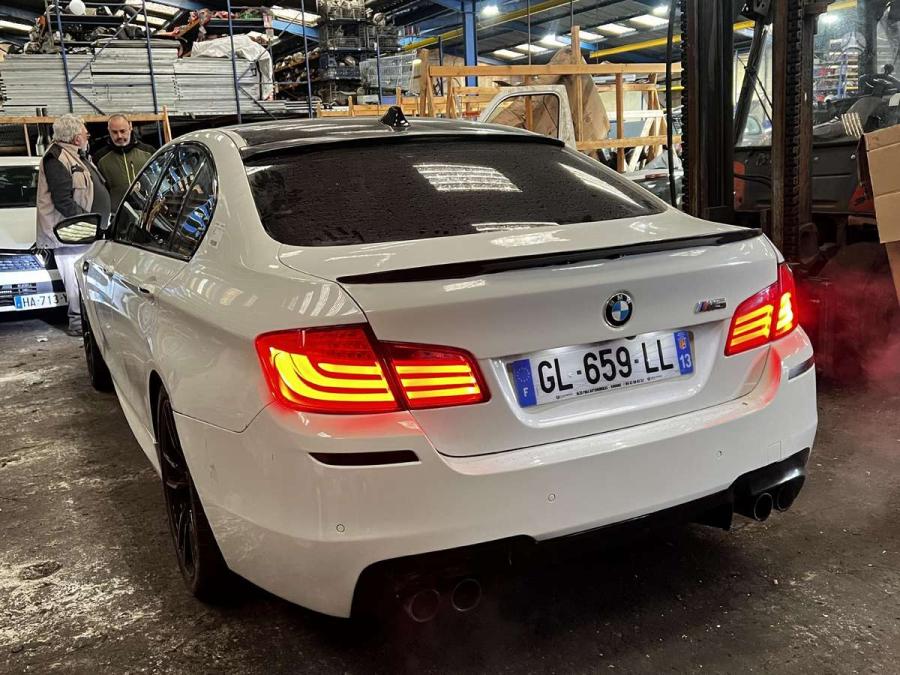 White BMW M5 2012 in Vilnius, with an engine capacity of 4.40 L and mileage of 112 thousand km for 24000 €, photo 4 on AUTOMOTO.COM.LV