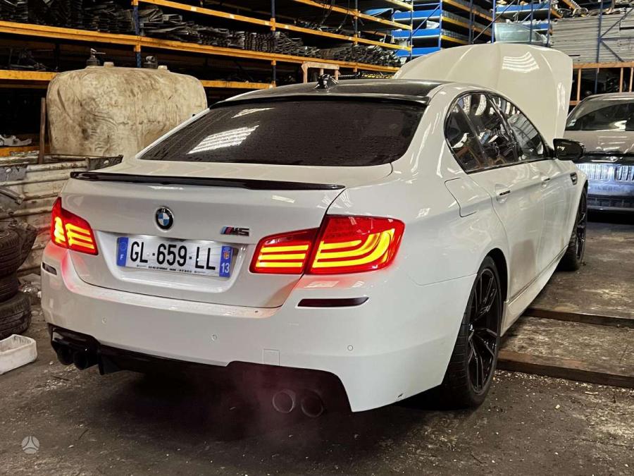 White BMW M5 2012 in Vilnius, with an engine capacity of 4.40 L and mileage of 112 thousand km for 24000 €, photo 5 on AUTOMOTO.COM.LV