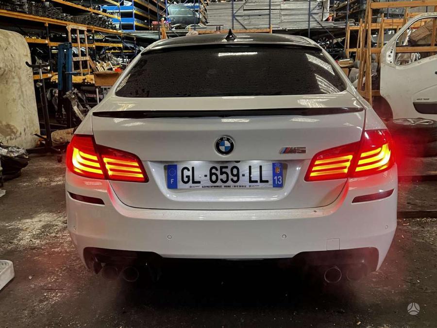 White BMW M5 2012 in Vilnius, with an engine capacity of 4.40 L and mileage of 112 thousand km for 24000 €, photo 9 on AUTOMOTO.COM.LV