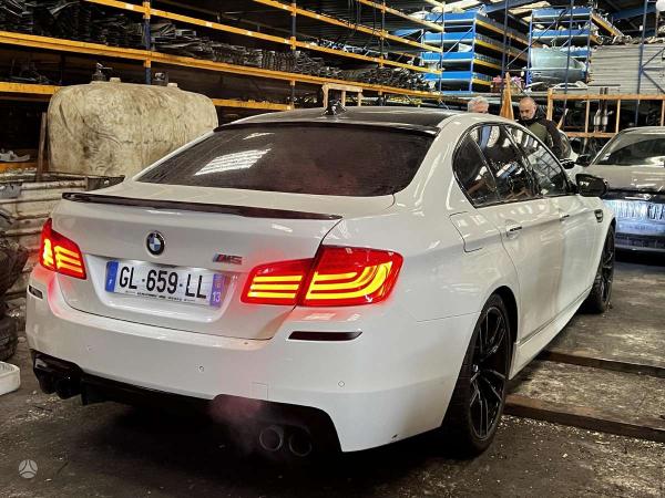 White BMW M5 2012 in Vilnius, with an engine capacity of 4.40 L and mileage of 112 thousand km for 24000 €, photo 10 on AUTOMOTO.COM.LV