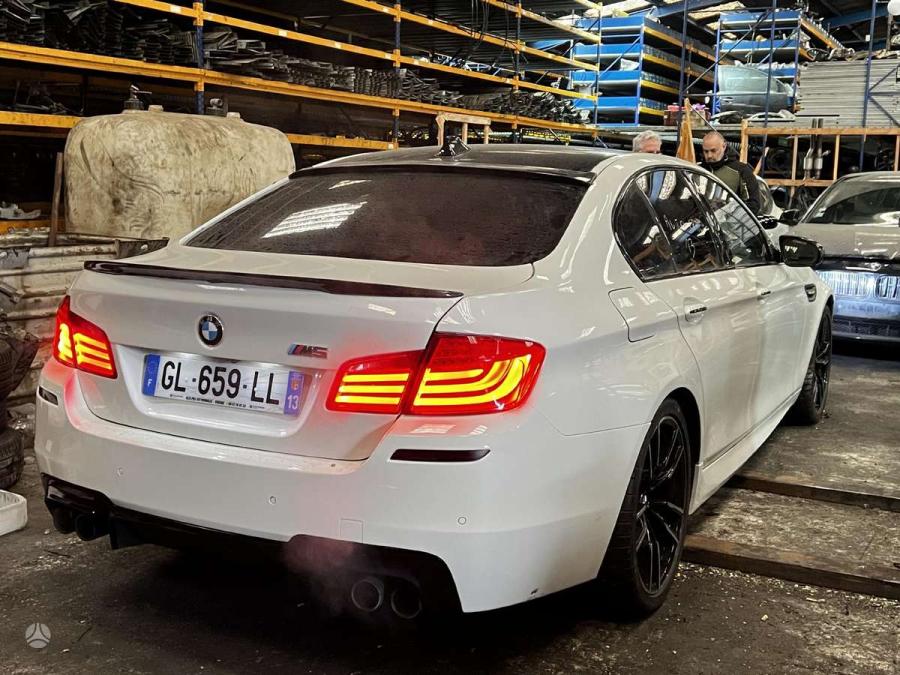 White BMW M5 2012 in Vilnius, with an engine capacity of 4.40 L and mileage of 112 thousand km for 24000 €, photo 10 on AUTOMOTO.COM.LV