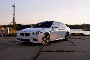 White BMW M5 2013 in Klaipeda, with an engine capacity of 4.40 L and mileage of 97 thousand km for 29500 €, photo  on AUTOMOTO.COM.LV