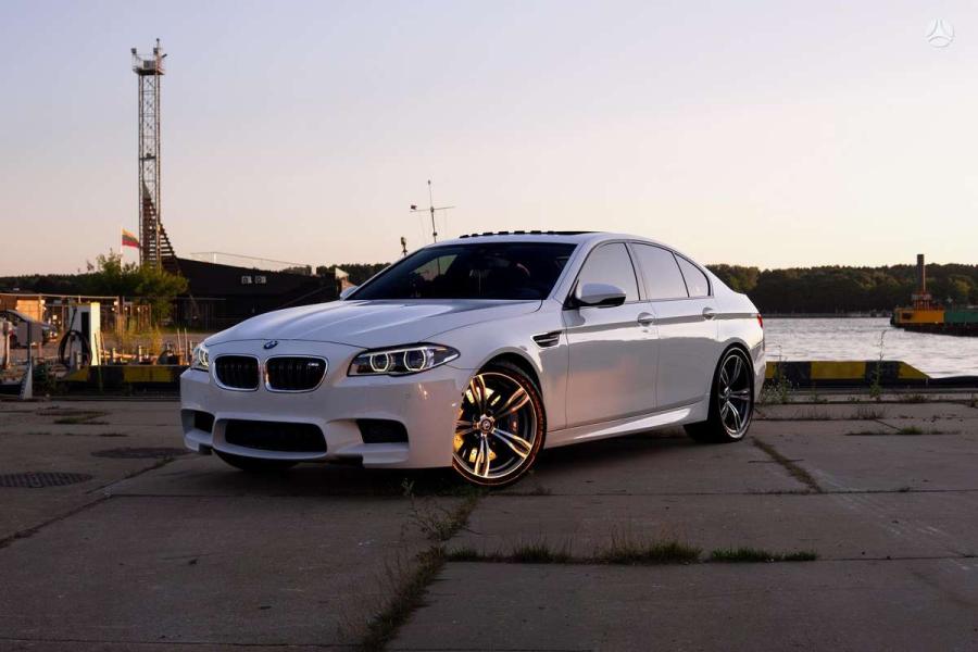 White BMW M5 2013 in Klaipeda, with an engine capacity of 4.40 L and mileage of 97 thousand km for 29500 €, photo 1 on AUTOMOTO.COM.LV