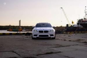 White BMW M5 2013 in Klaipeda, with an engine capacity of 4.40 L and mileage of 97 thousand km for 29500 €, photo 3 on AUTOMOTO.COM.LV