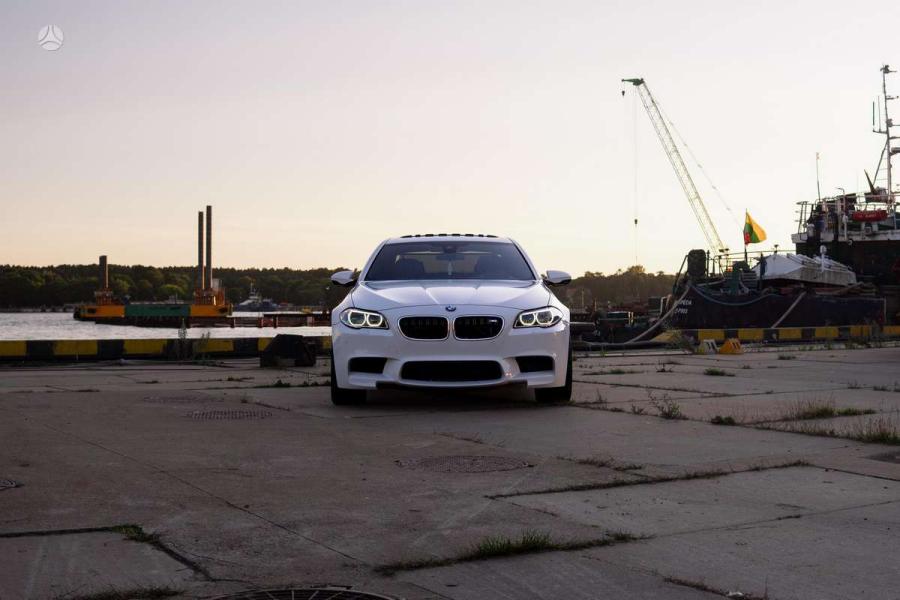 White BMW M5 2013 in Klaipeda, with an engine capacity of 4.40 L and mileage of 97 thousand km for 29500 €, photo 3 on AUTOMOTO.COM.LV