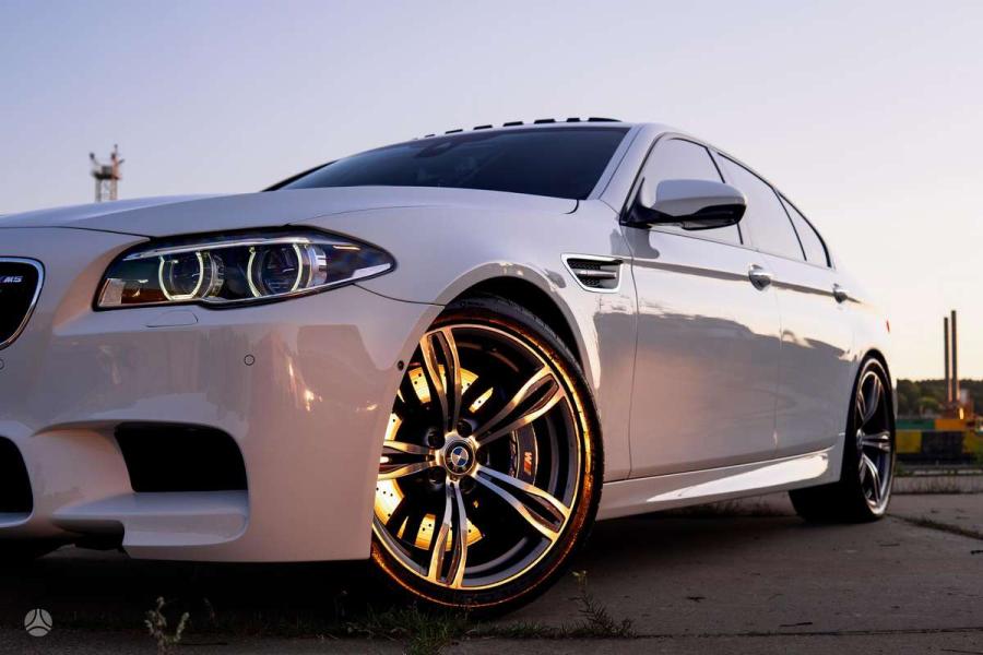 White BMW M5 2013 in Klaipeda, with an engine capacity of 4.40 L and mileage of 97 thousand km for 29500 €, photo 4 on AUTOMOTO.COM.LV