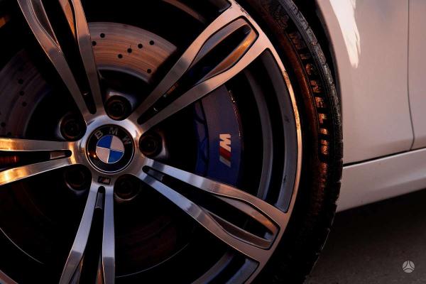White BMW M5 2013 in Klaipeda, with an engine capacity of 4.40 L and mileage of 97 thousand km for 29500 €, photo 4 on AUTOMOTO.COM.LV