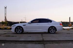 White BMW M5 2013 in Klaipeda, with an engine capacity of 4.40 L and mileage of 97 thousand km for 29500 €, photo 6 on AUTOMOTO.COM.LV