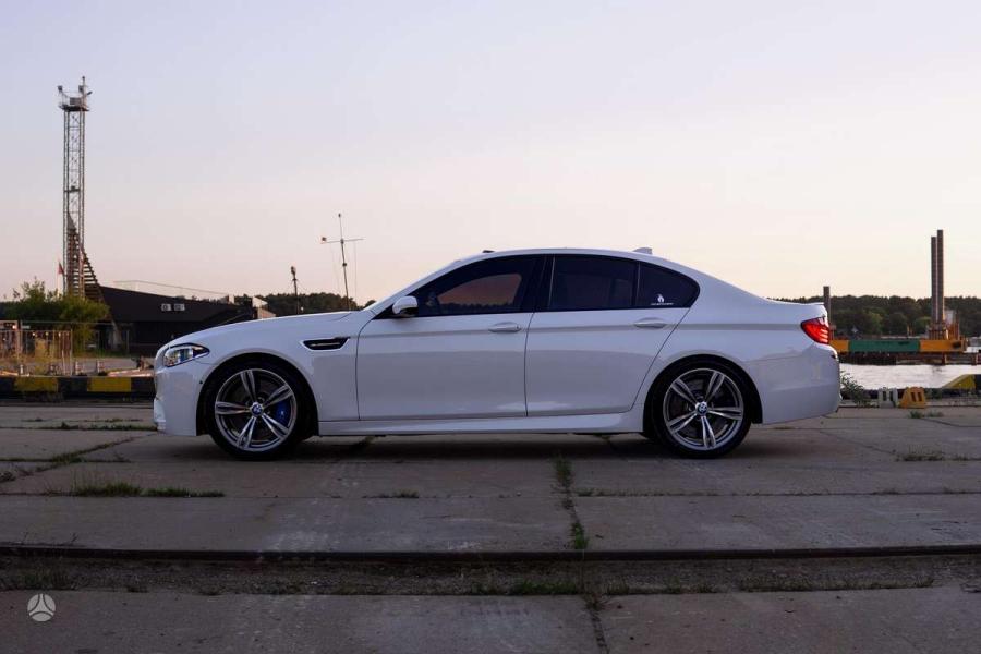 White BMW M5 2013 in Klaipeda, with an engine capacity of 4.40 L and mileage of 97 thousand km for 29500 €, photo 6 on AUTOMOTO.COM.LV