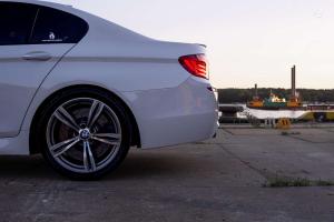 White BMW M5 2013 in Klaipeda, with an engine capacity of 4.40 L and mileage of 97 thousand km for 29500 €, photo 7 on AUTOMOTO.COM.LV