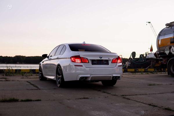 White BMW M5 2013 in Klaipeda, with an engine capacity of 4.40 L and mileage of 97 thousand km for 29500 €, photo 7 on AUTOMOTO.COM.LV