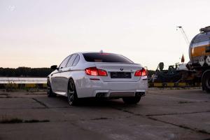 White BMW M5 2013 in Klaipeda, with an engine capacity of 4.40 L and mileage of 97 thousand km for 29500 €, photo 8 on AUTOMOTO.COM.LV