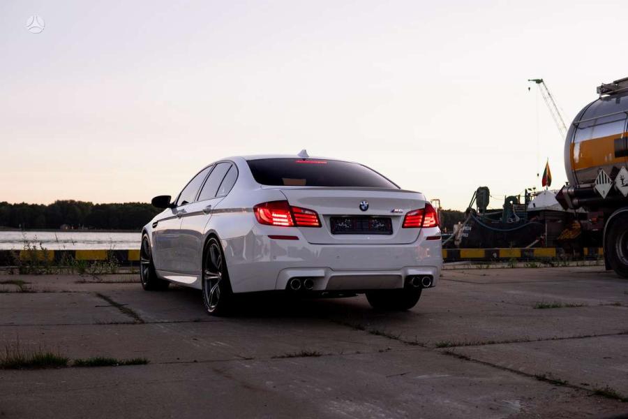 White BMW M5 2013 in Klaipeda, with an engine capacity of 4.40 L and mileage of 97 thousand km for 29500 €, photo 8 on AUTOMOTO.COM.LV