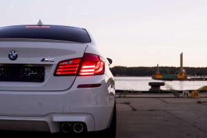 White BMW M5 2013 in Klaipeda, with an engine capacity of 4.40 L and mileage of 97 thousand km for 29500 €, photo 9 on AUTOMOTO.COM.LV