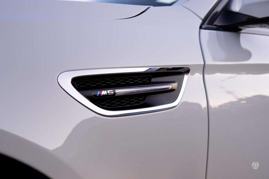 White BMW M5 2013 in Klaipeda, with an engine capacity of 4.40 L and mileage of 97 thousand km for 29500 €, photo 11 on AUTOMOTO.COM.LV