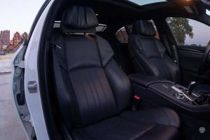 White BMW M5 2013 in Klaipeda, with an engine capacity of 4.40 L and mileage of 97 thousand km for 29500 €, photo 14 on AUTOMOTO.COM.LV