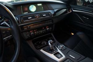White BMW M5 2013 in Klaipeda, with an engine capacity of 4.40 L and mileage of 97 thousand km for 29500 €, photo 15 on AUTOMOTO.COM.LV
