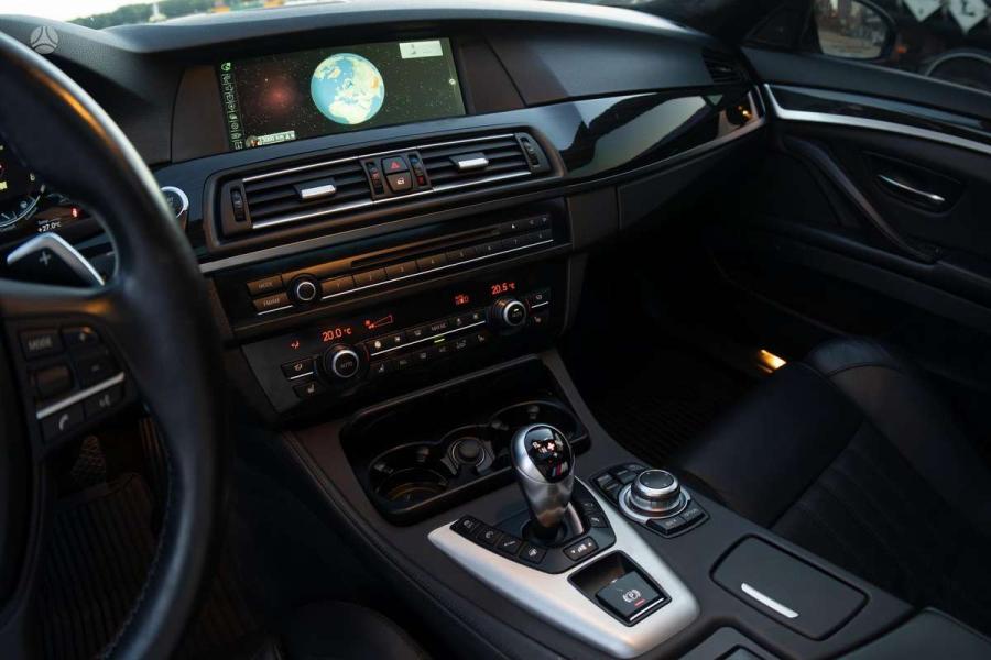 White BMW M5 2013 in Klaipeda, with an engine capacity of 4.40 L and mileage of 97 thousand km for 29500 €, photo 15 on AUTOMOTO.COM.LV