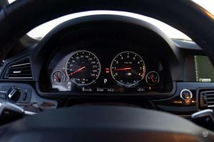 White BMW M5 2013 in Klaipeda, with an engine capacity of 4.40 L and mileage of 97 thousand km for 29500 €, photo 16 on AUTOMOTO.COM.LV