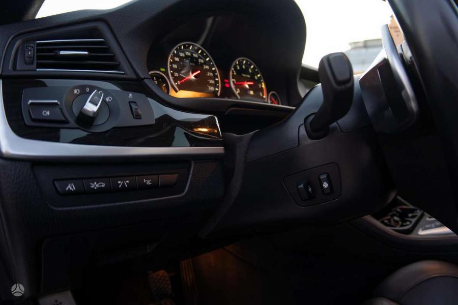 White BMW M5 2013 in Klaipeda, with an engine capacity of 4.40 L and mileage of 97 thousand km for 29500 €, photo 17 on AUTOMOTO.COM.LV